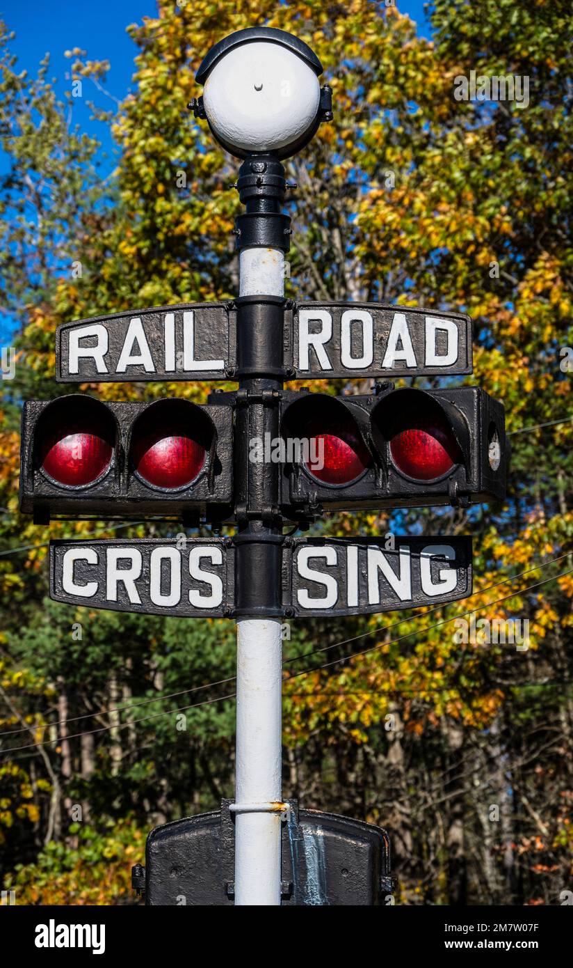 Railroad crossing signs -Fotos und -Bildmaterial in hoher Auflösung – Alamy
