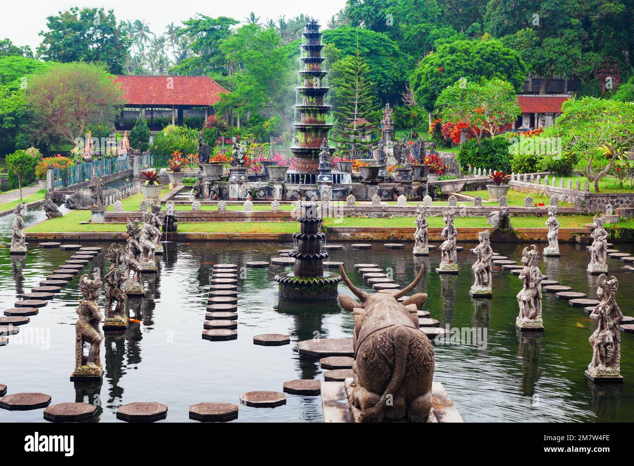 Antike Wasser palace Tirta Gangga mit Brunnen, Teichen, Pfad im Fischteich mit Statuen von ...