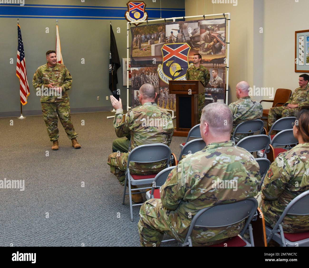 Master Sgt. John Perez wird zum Senior Master Sergeant befördert auf ...