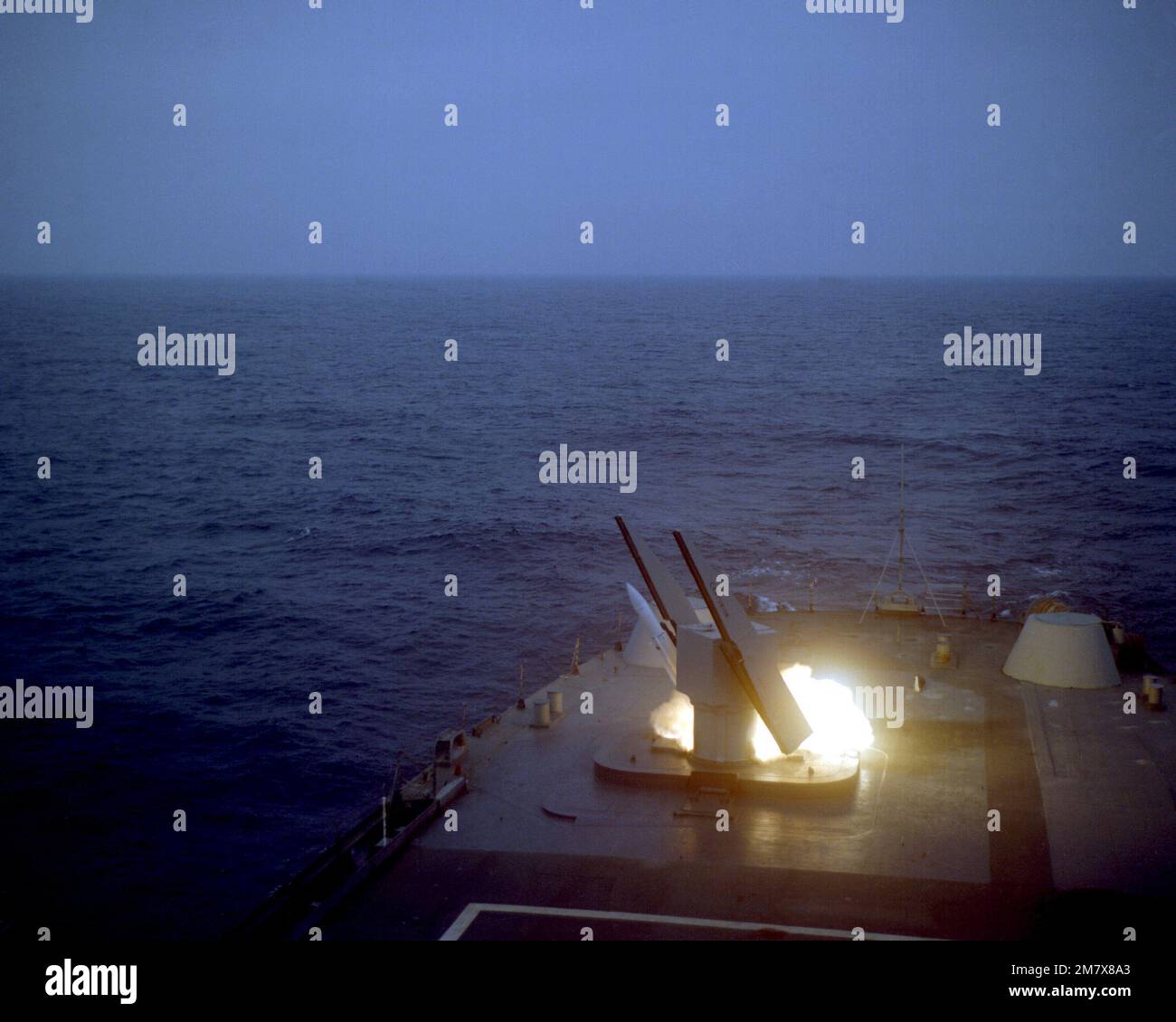 Eine RIM-66 Standard-MR (mittlere Reichweite) SM-2-Rakete wird vom ...