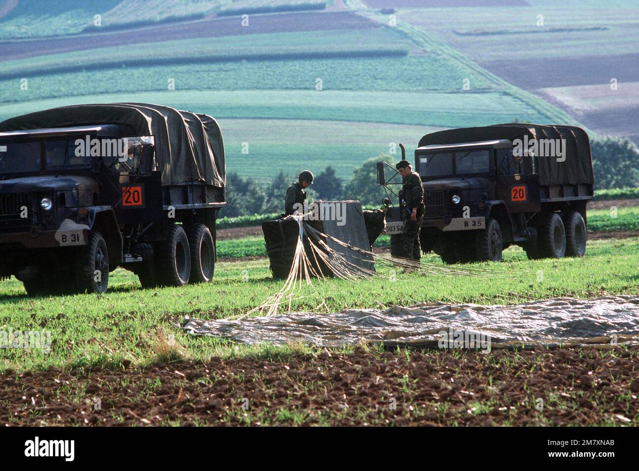 Armeepersonal holt eine große Palette mit C-Rationen, die vom ...