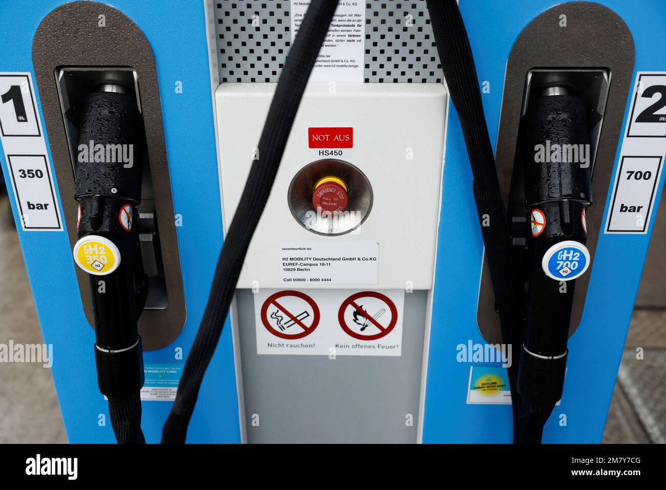 Wasserstoff-H2-Einfülldüsen werden am 11. Januar 2023 in Berlin in eine ... Wasserstoff-H2-Einfülldüsen werden am 11. Januar 2023 in Berlin in eine ...