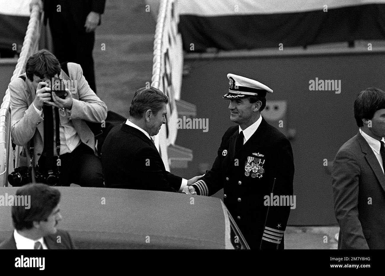 Naval capt Schwarzweiß-Stockfotos und -bilder - Seite 2 - Alamy