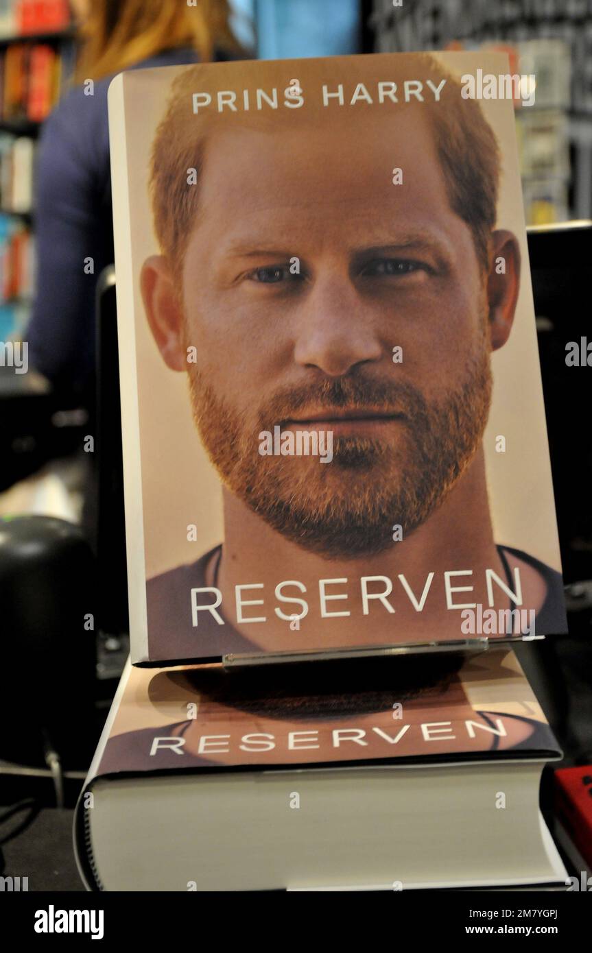 Kopenhagen/Dänemark/11. Januar 2023/ Prince Harry Buch zum Verkauf und ...