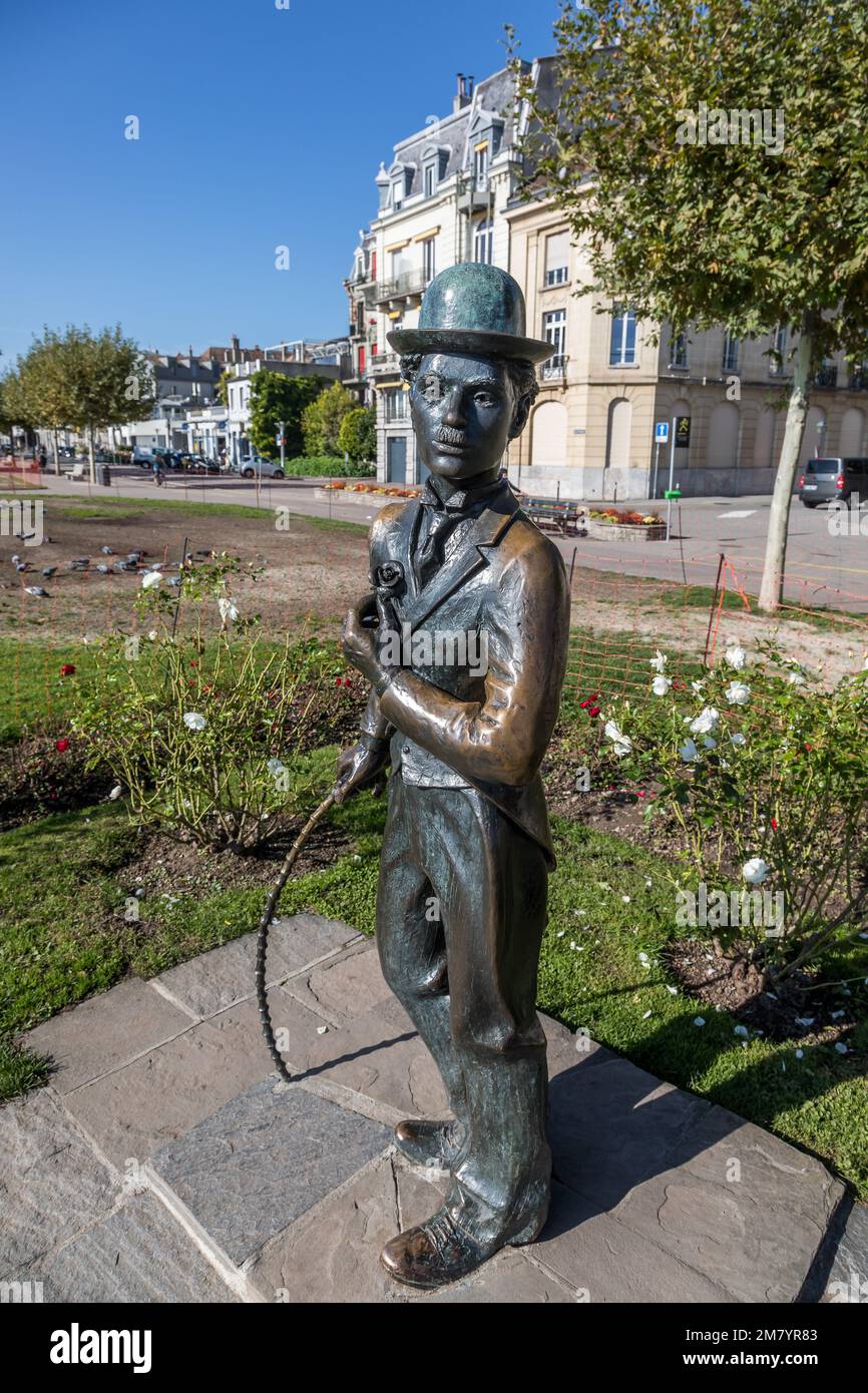 STATUE VON CHARLIE CHAPLIN IN SEINER BEKANNTEN ROLLE ALS TRAMP IM ...