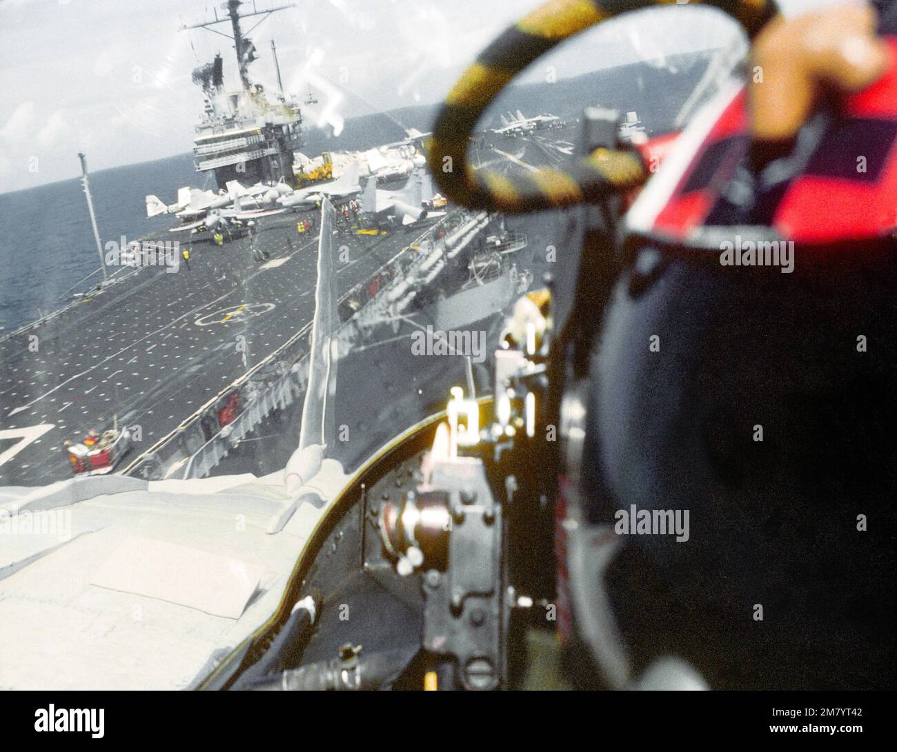 Der Fotograf blickt zurück auf das Cockpit des Flugzeugträgers USS ...