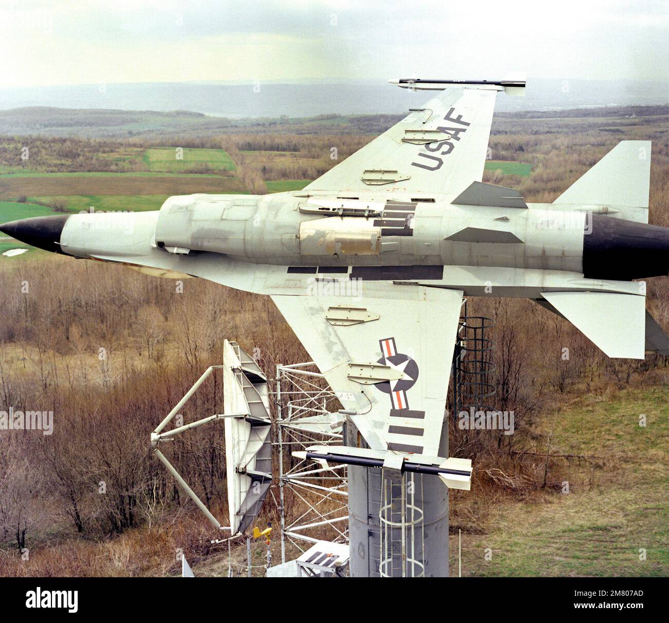 Ein F-16 Kampfflugzeug von Falcon wird verkehrt herum auf einem 30 ...