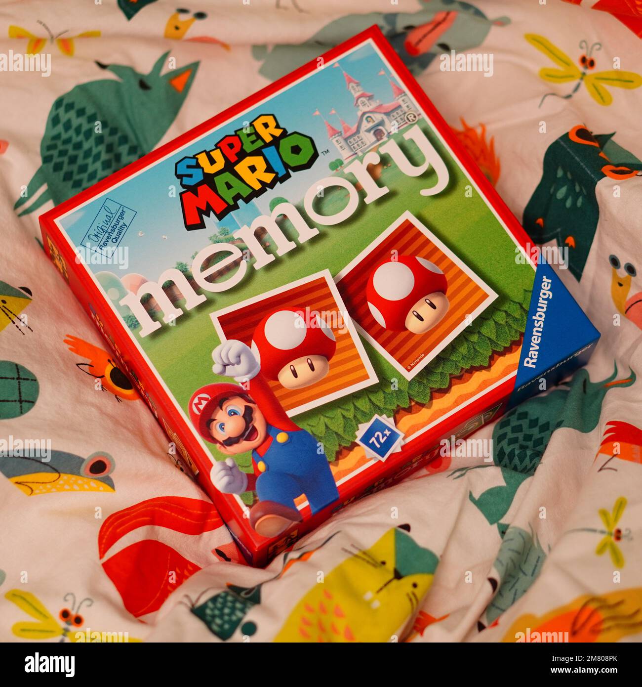 Eine Nahaufnahme des Super Mario Memory Kartenspiels der Marke ...