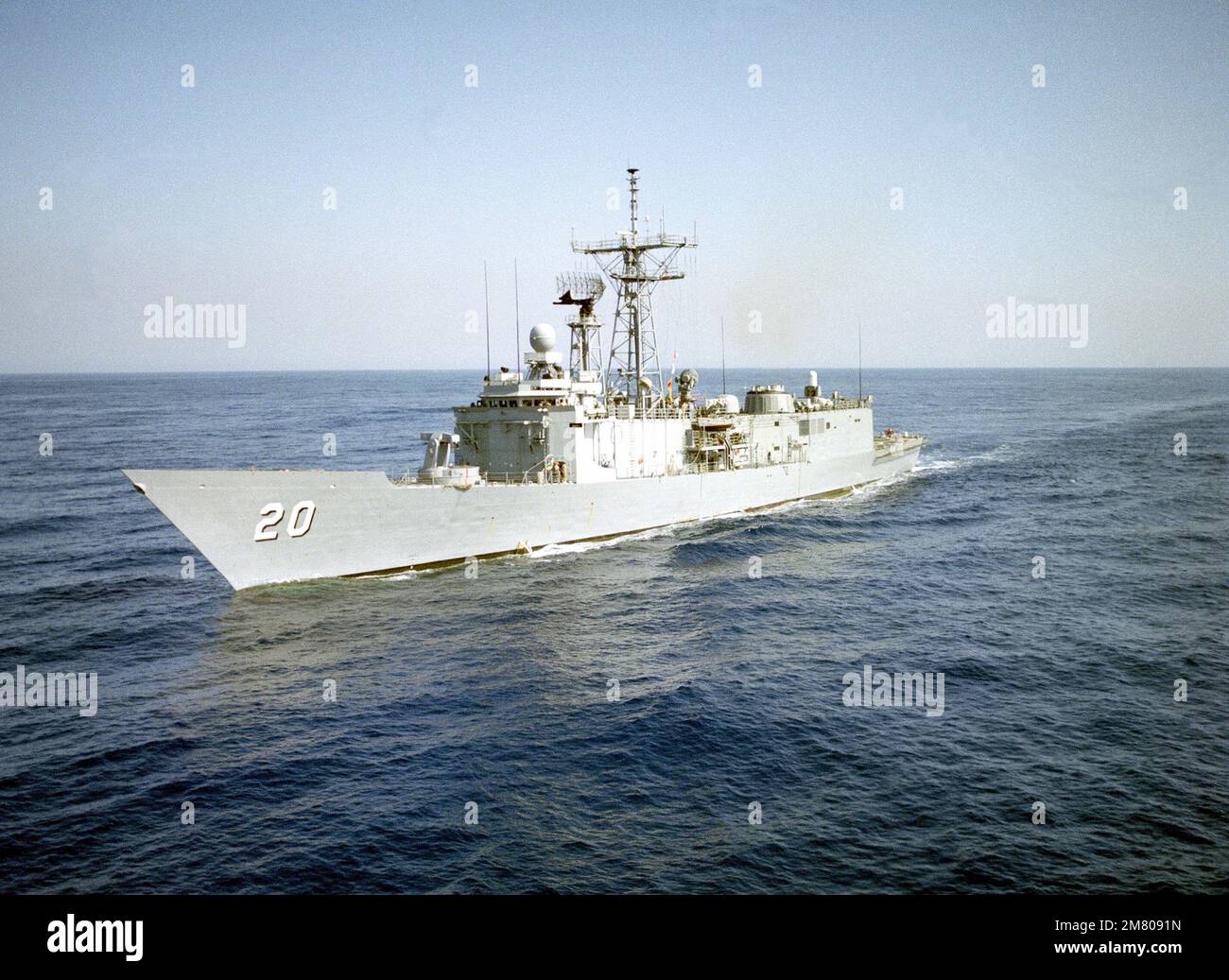 Backbord-Bogenansicht der geführten Raketenfregatte USS ANTRIM (FFG-20 ...