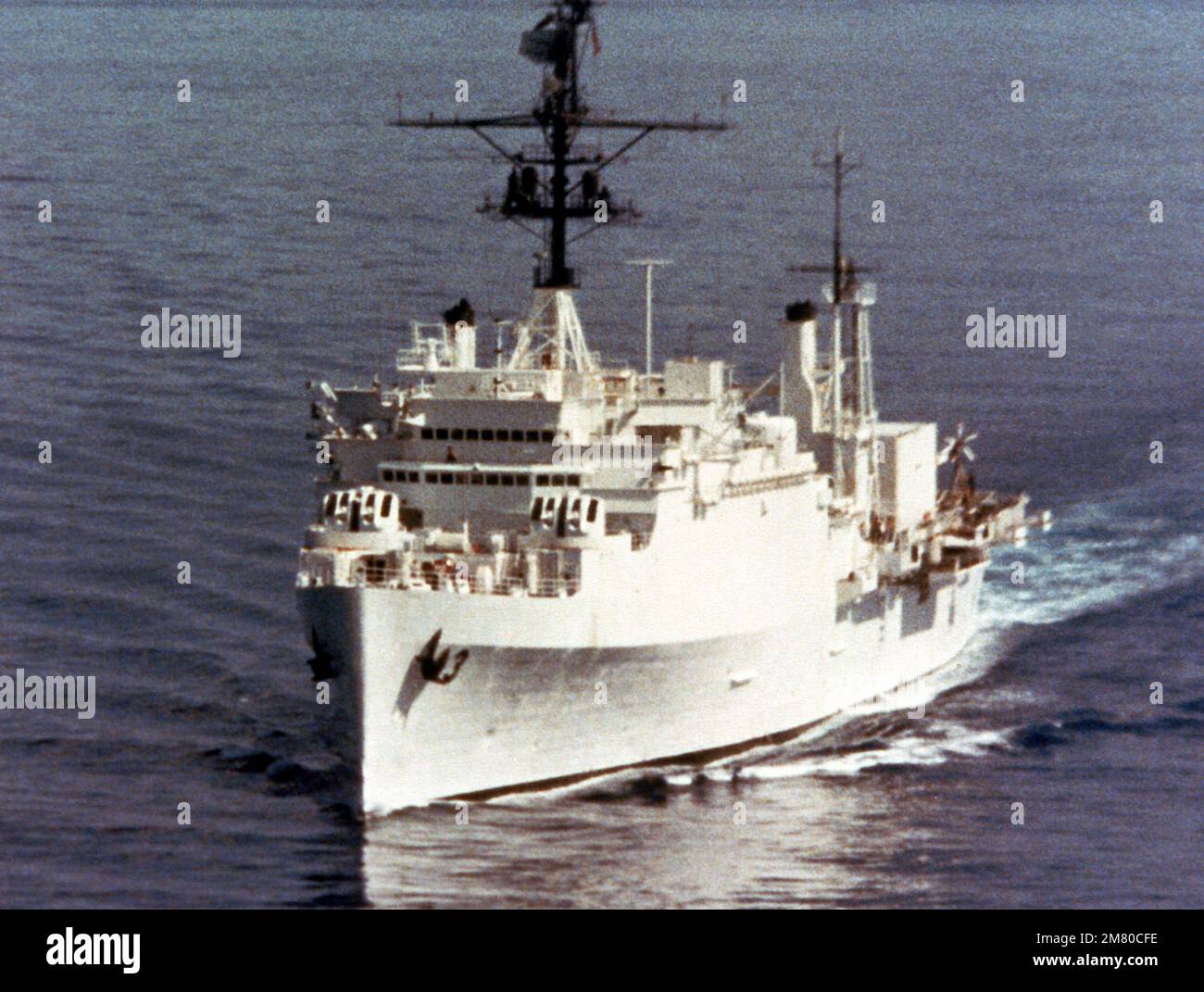 Eine Hafenbogenansicht des verschiedenen Flaggschiffs USS LA SALLE (AGF-3), das als Teil der ...