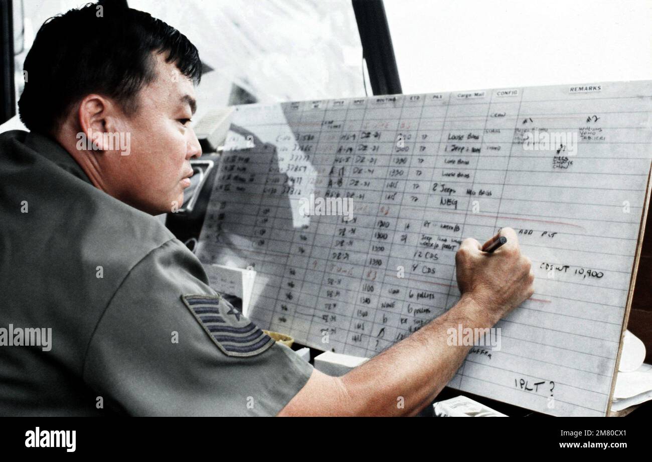 MASTER Sergeant Robert T. Yamamoto, ein Disponent der koordinierenden ...