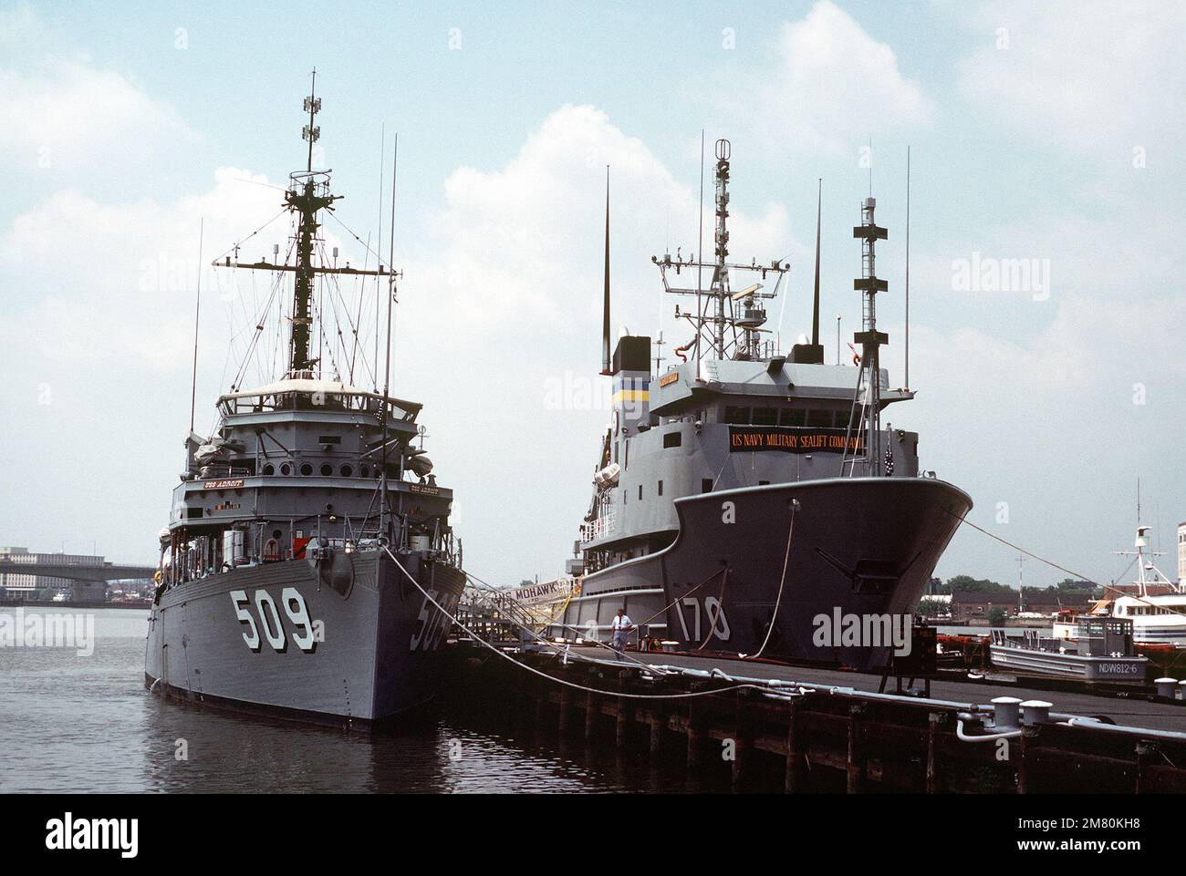 Ein Steuerbord-Blick auf den Flottenschlepper USNS MOHAWK (T-ATF-170 ...