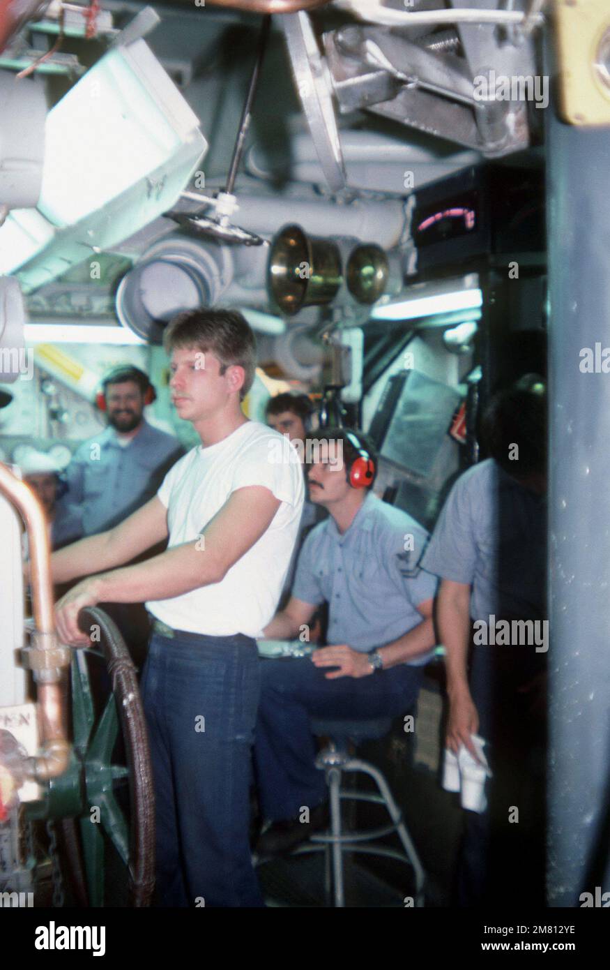 Innenansicht der Hauptsteuerung (EMO1) im Maschinenraum an Bord des ...