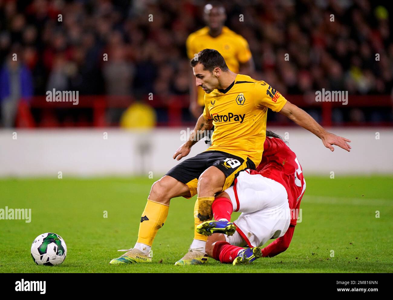 Wolverhampton Wanderers' Jonny (links) wird vom Gustavo Scarpa im ...