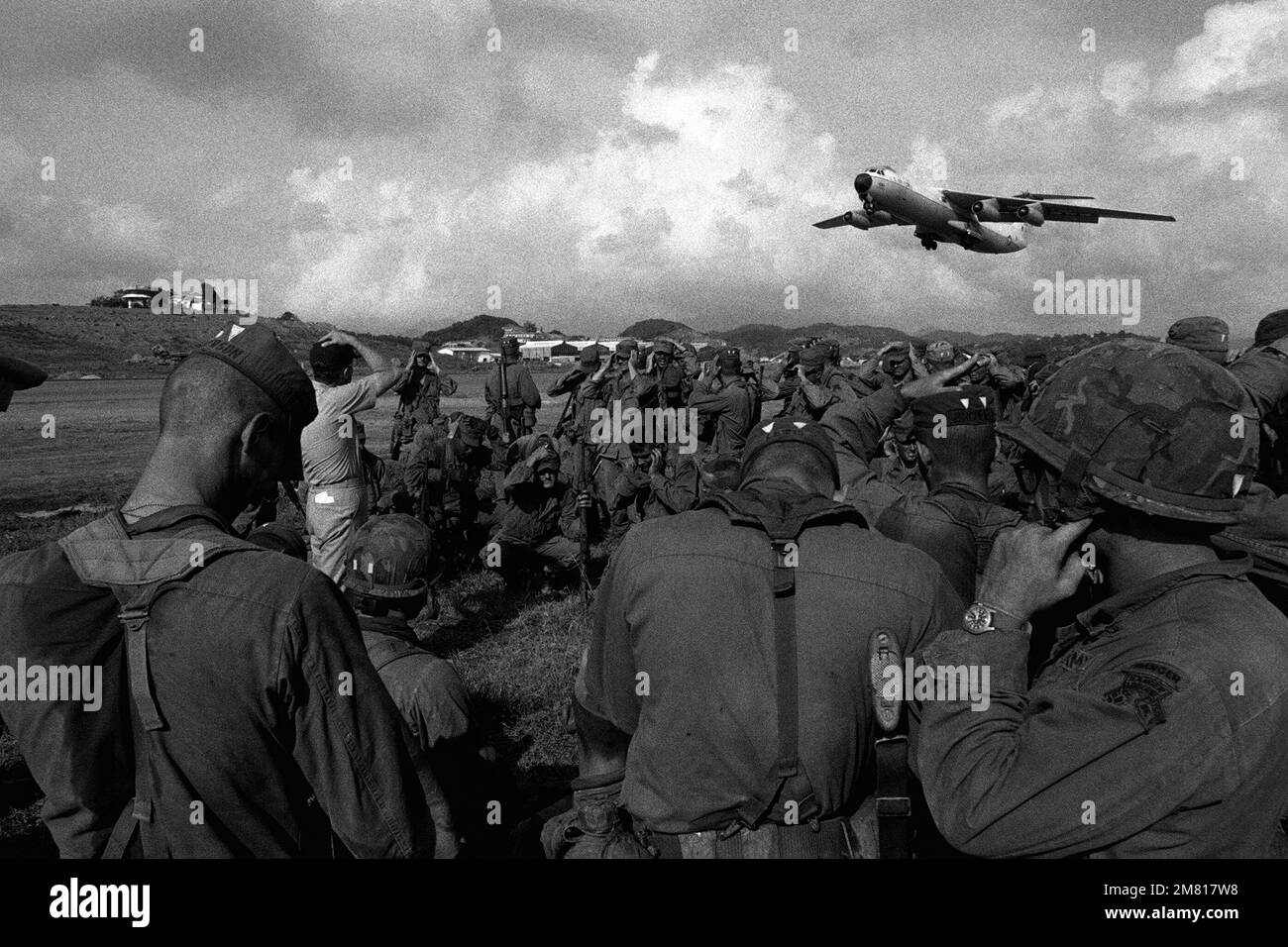 Vizeadmiral Joseph Metcalf, Befehlshaber der Task Force 120, spricht ...