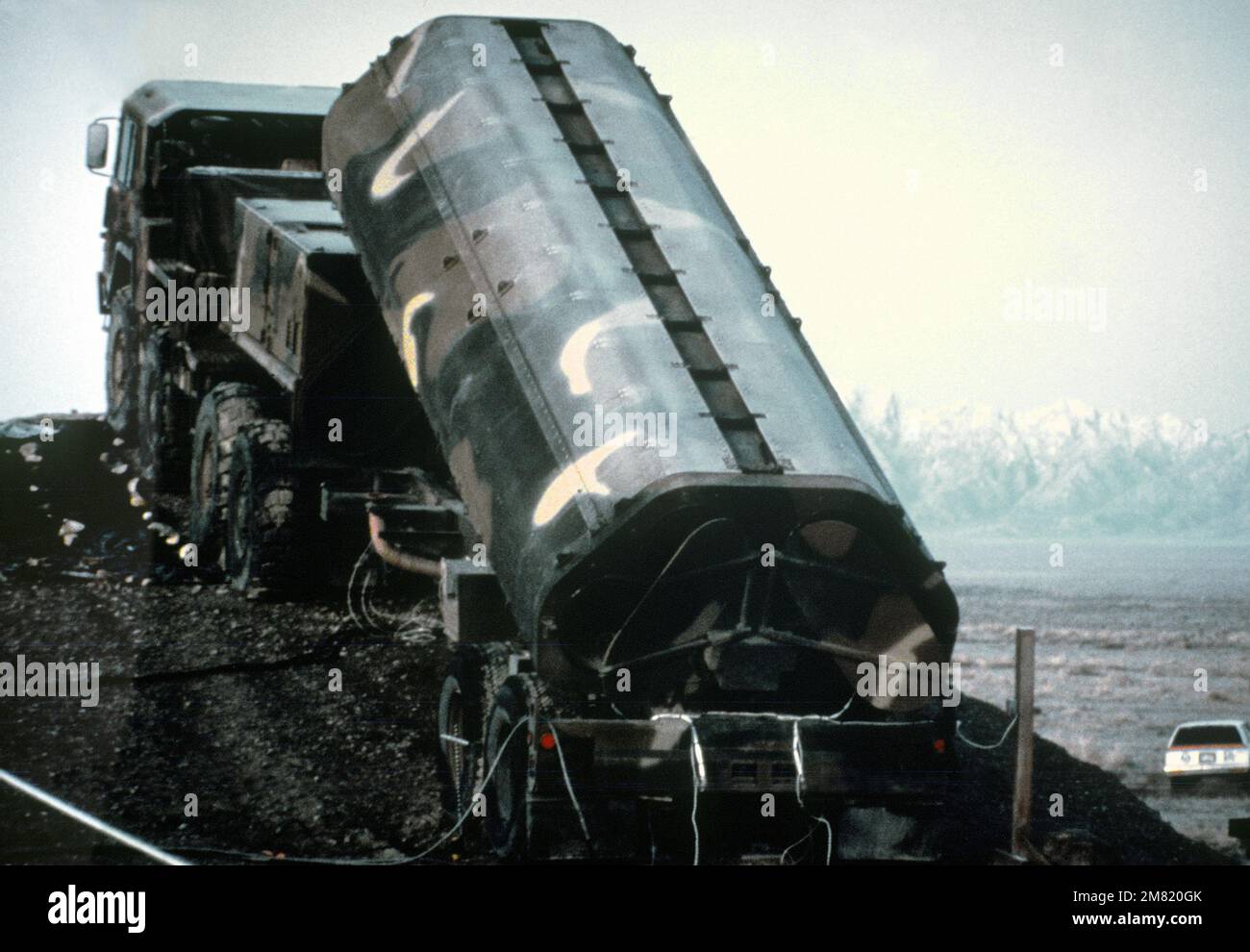 Die Abschussröhre eines auf dem Boden des BGM-109G Tomahawk ...