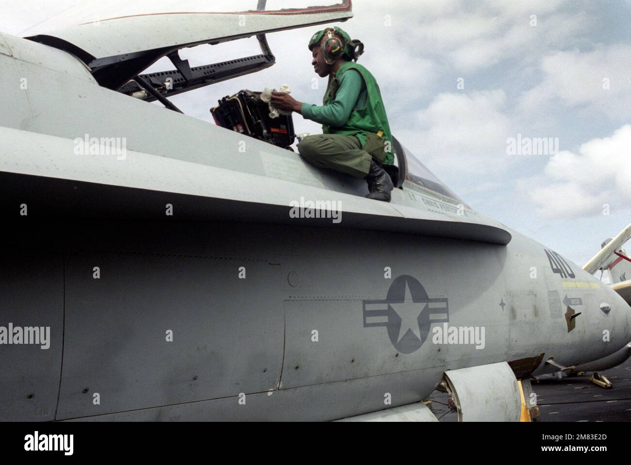 Aviation Structural Mechanic Second Class Williams reinigt den Sitz ...