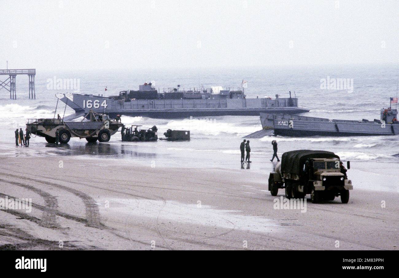 Ein LARC-5 Amphibienfrachter, ein LCM-8 Mod-1 mechanisiertes ...