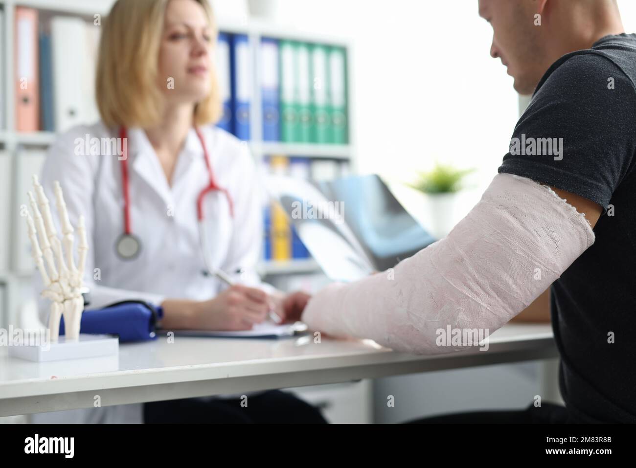 Mann krankenhaus gipsverband -Fotos und -Bildmaterial in hoher ...