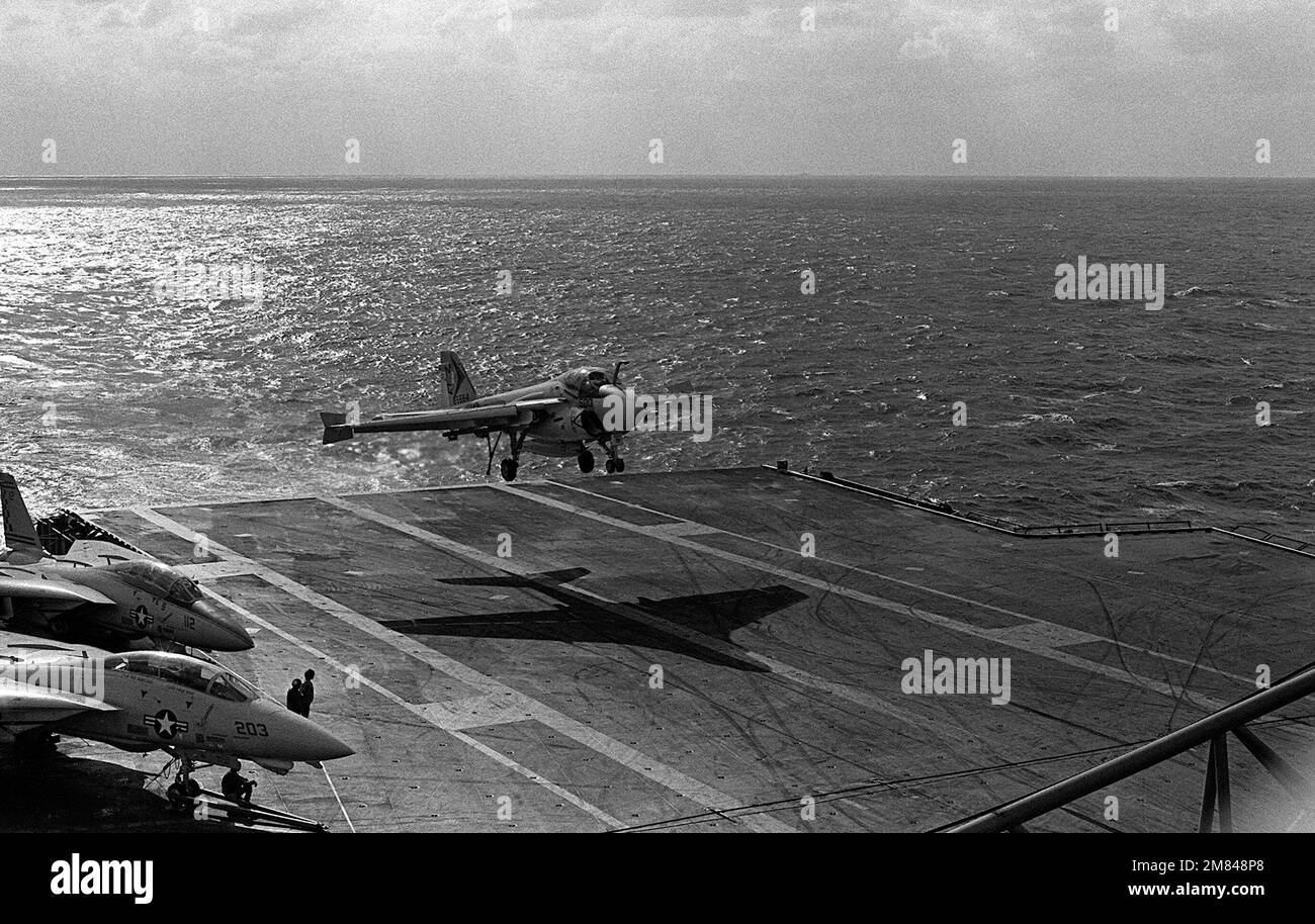 Rechte Vorderansicht eines A-6-Intruder-Flugzeugs aus dem Medium Attack ...