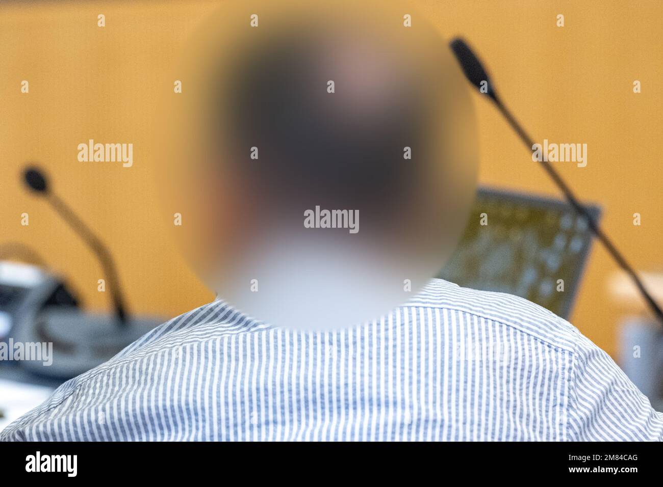 Regensburg, Deutschland. 12. Januar 2023. Der Angeklagte sitzt im ...