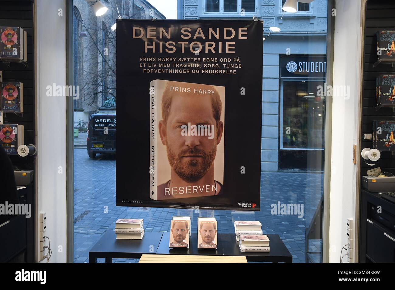 Kopenhagen/Dänemark/12. Januar 2023/ Prince Harry Buch zum Verkauf und ...