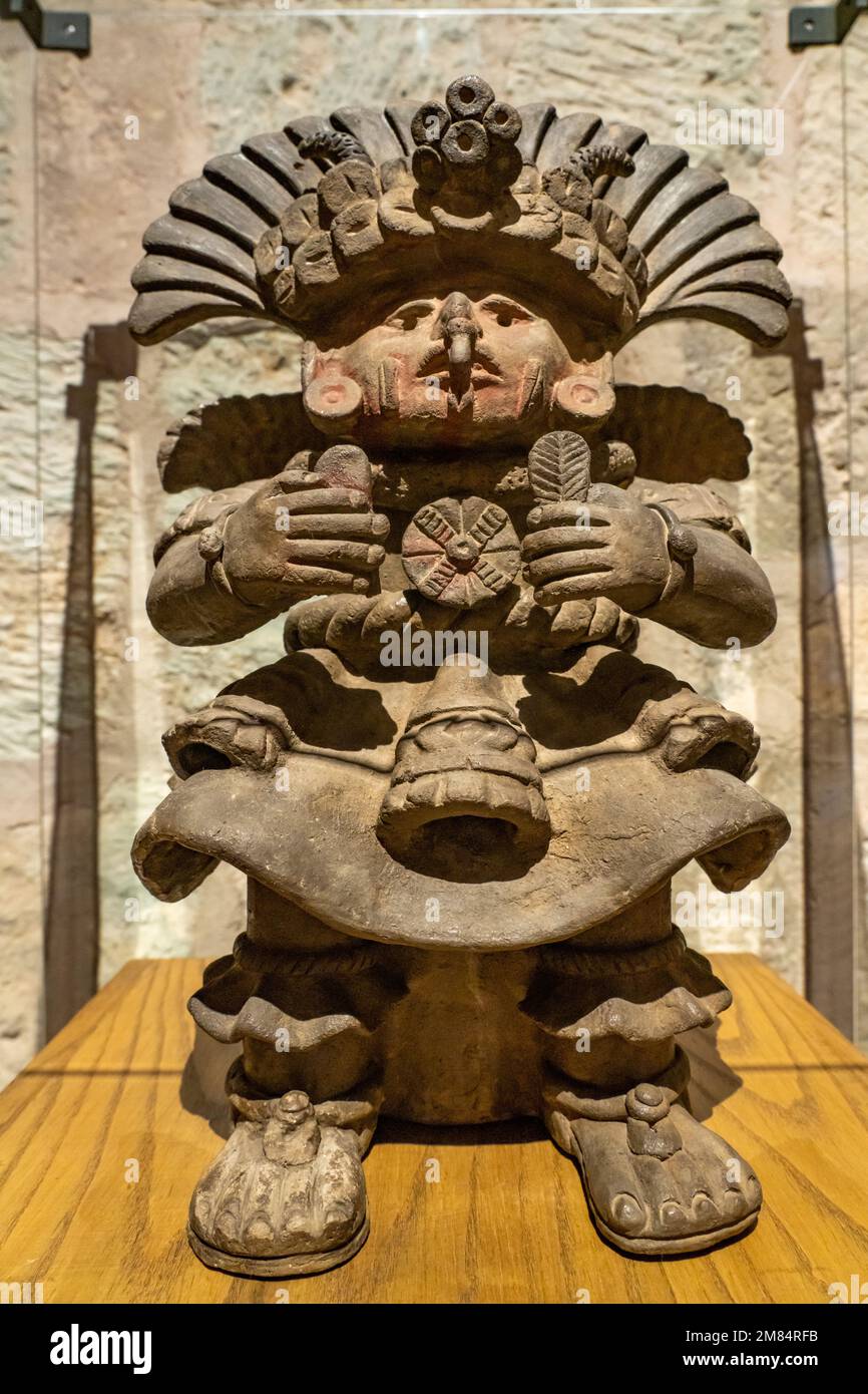 Eine statue von xipe totec -Fotos und -Bildmaterial in hoher Auflösung ...