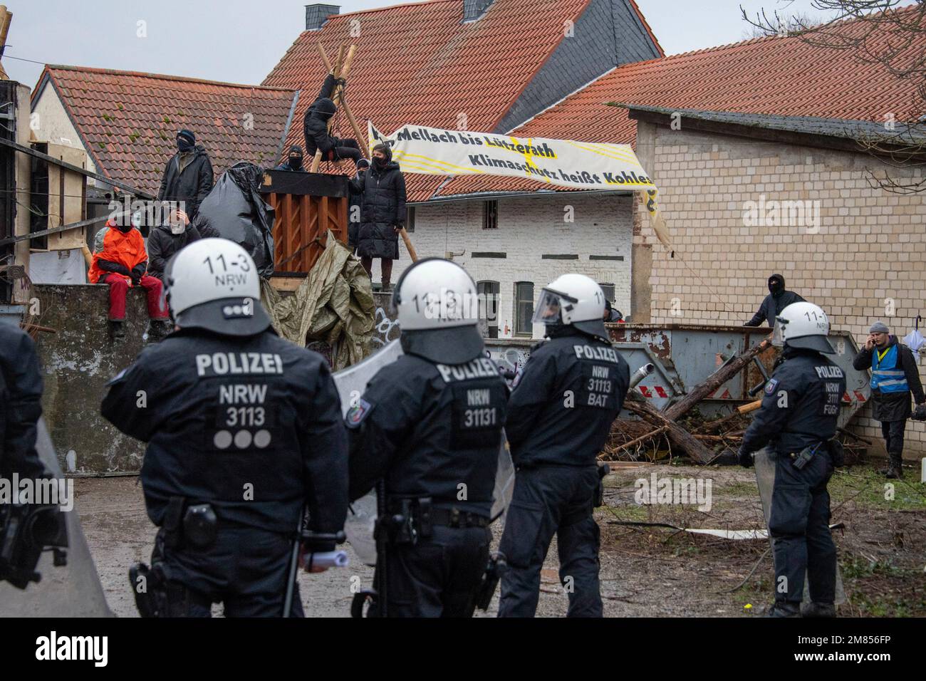 Garzweiler, Deutschland. 11. Januar 2023. Polizeibeamte haben ein ... Garzweiler, Deutschland. 11. Januar 2023. Polizeibeamte haben ein ...