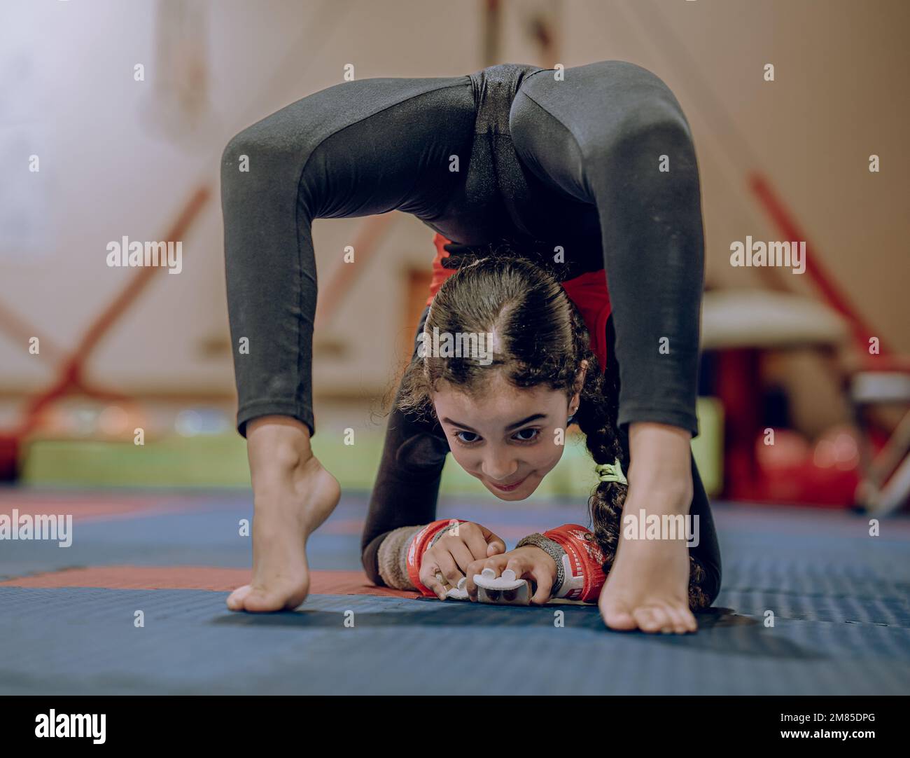 Turnen mädchen -Fotos und -Bildmaterial in hoher Auflösung – Alamy