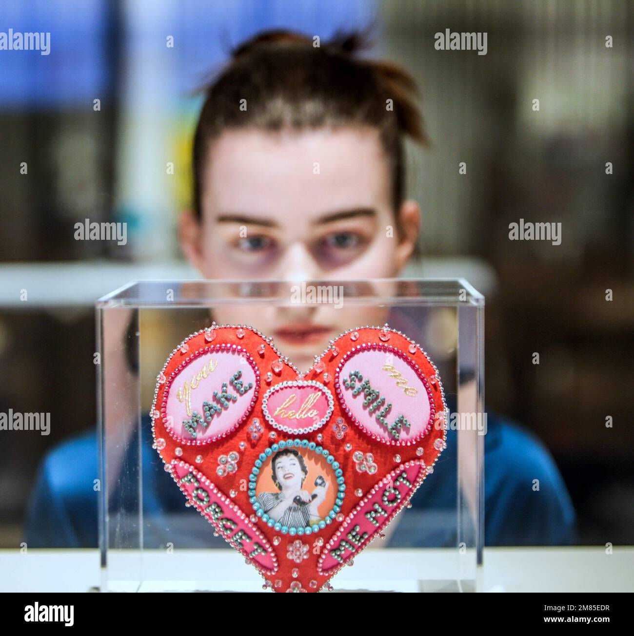 London UK 12. Januar 2023 HELEN DAVID YOU MAKE ME SMILE, 2022 PERSPEX ...