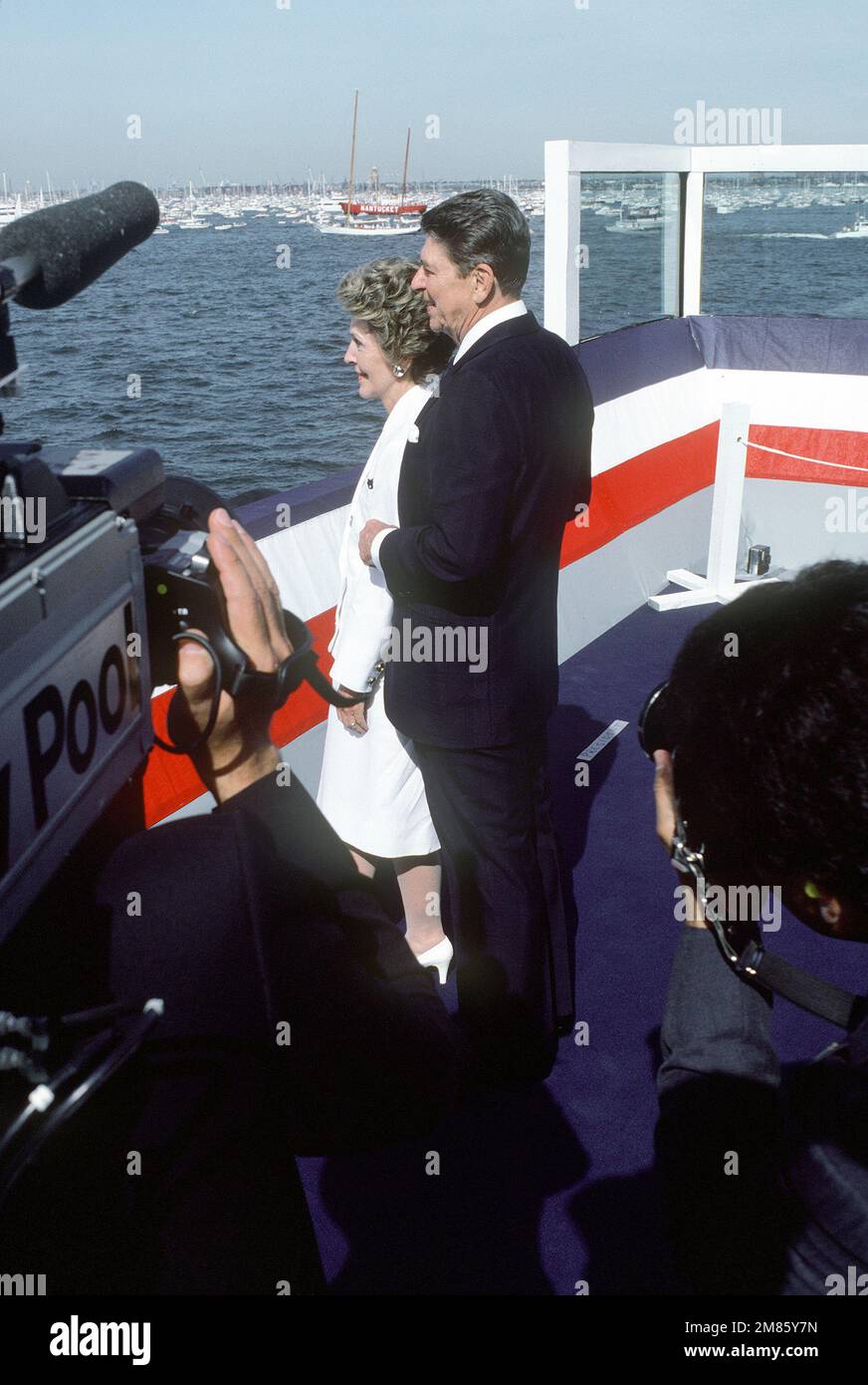 Präsident und Frau Ronald Reagan blicken vom Schlachtschiff USS IOWA ...