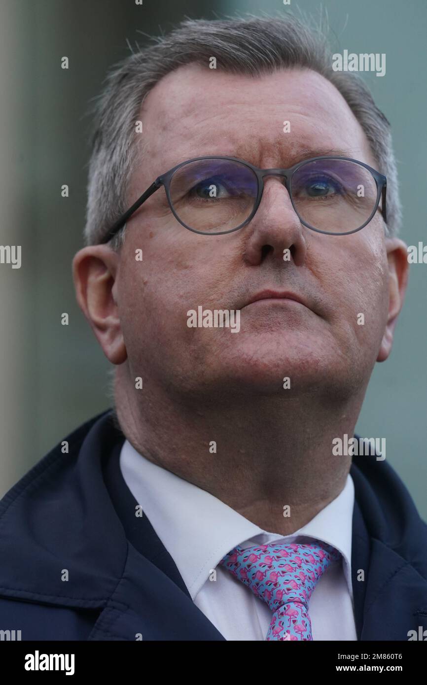 DUP-Führer Jeffrey Donaldson verlässt das Stormont Hotel in Belfast ...