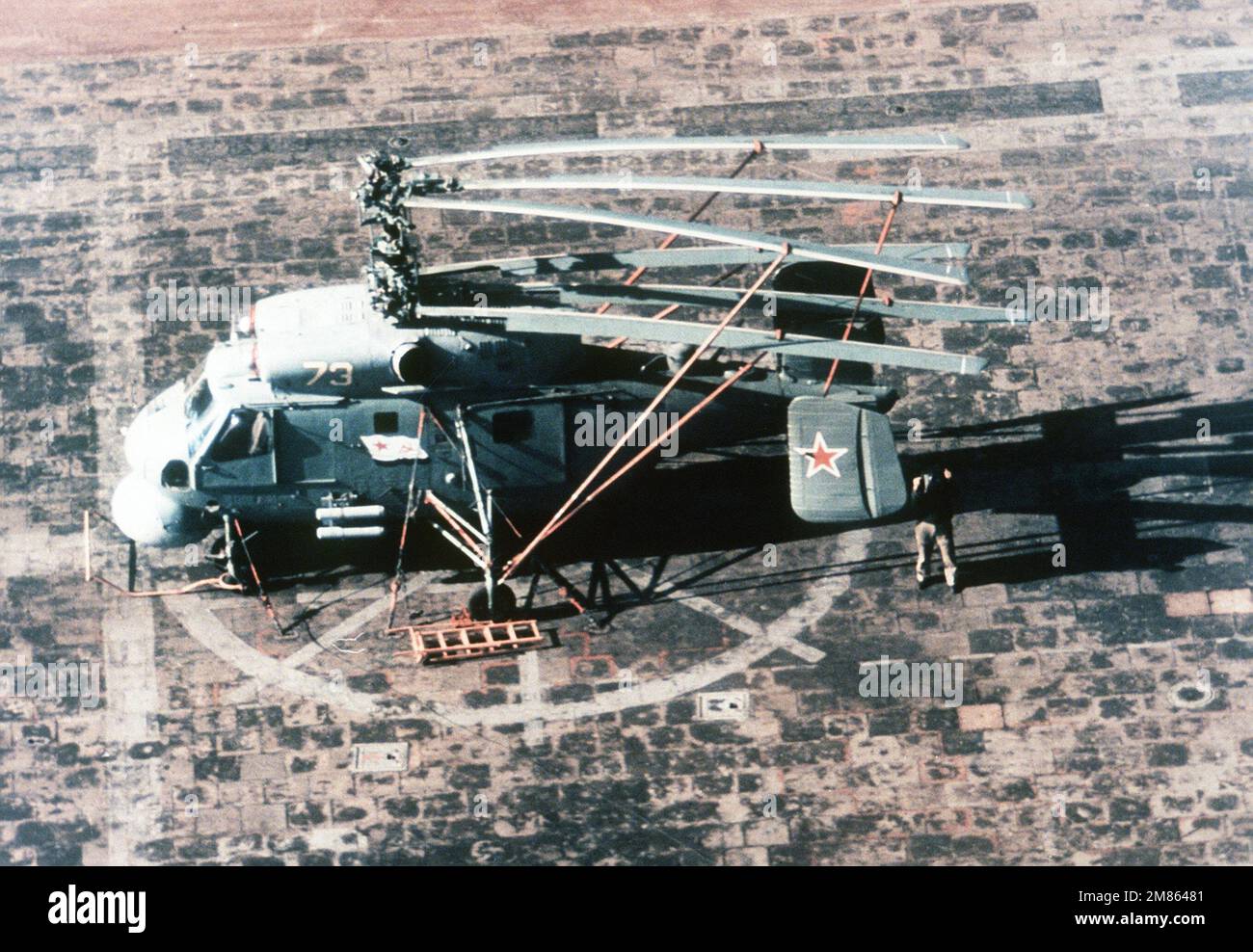 Ein Blick von links auf ein sowjetisches Ka-25-Hormon, Einen Hubschrauber, der auf dem Flugdeck ...