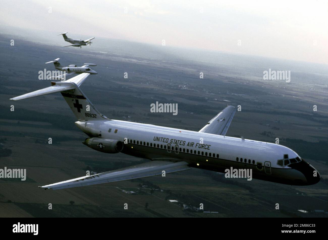 Luft-Luft-Seitenansicht des Airlift-Flügels C-9 Nightingale des Air ...