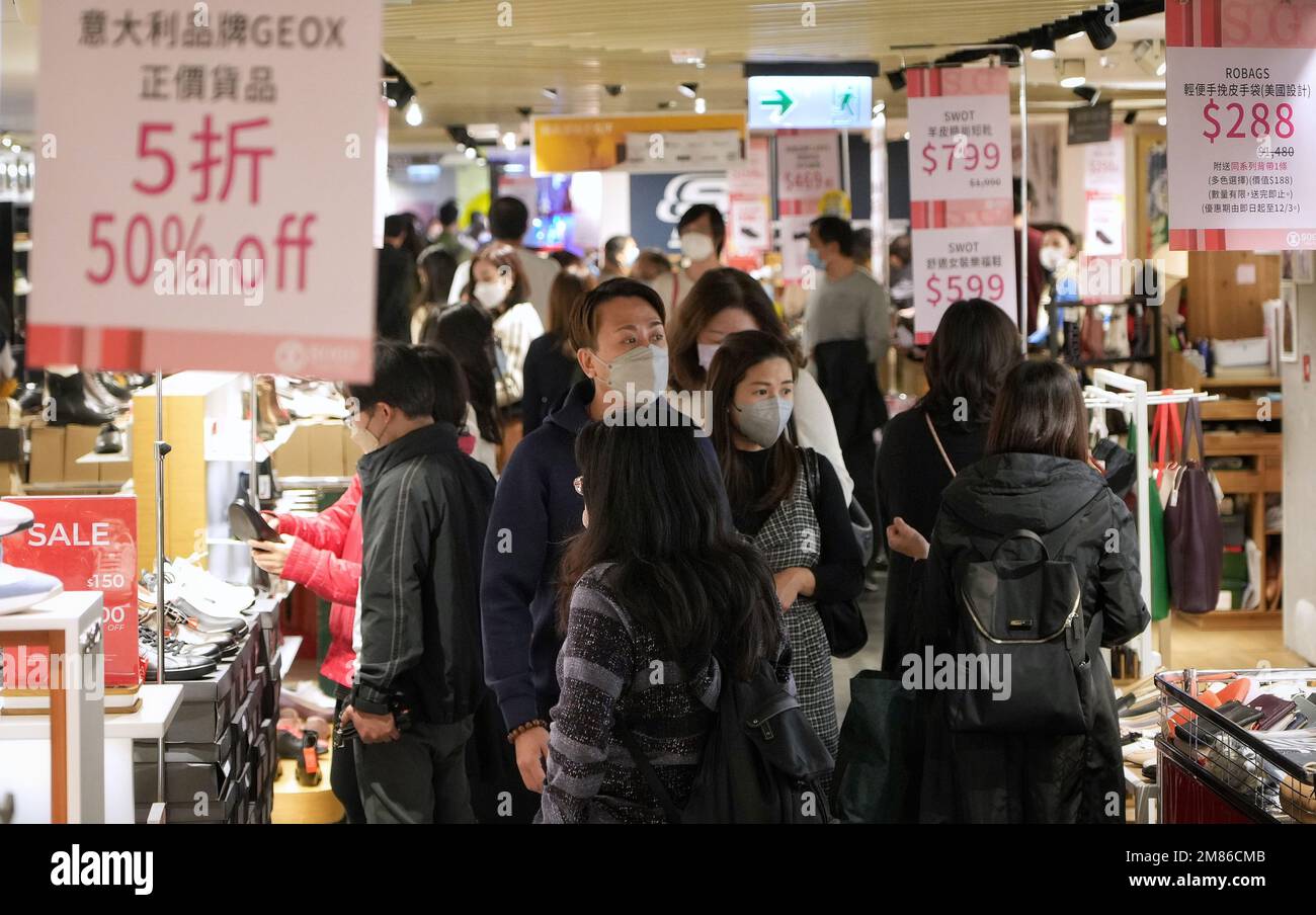 Käufer packen das Kaufhaus Sogo in Tsim Sha Tsui während des „Schlussverkaufs“ ein. Das Kaufhaus ...