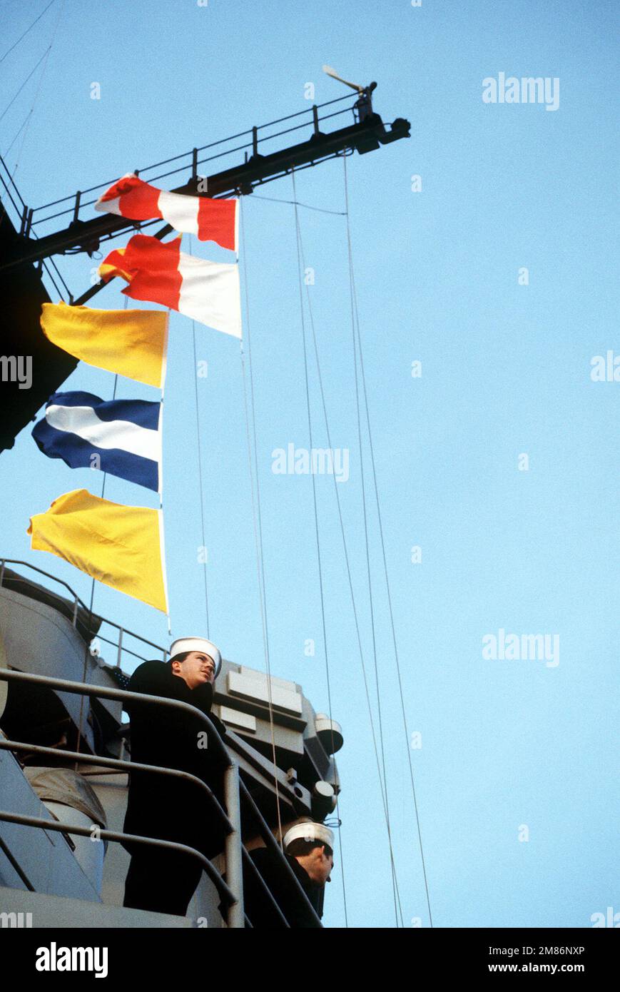 Signalfahnen fliegen vom Garn, wenn das Schlachtschiff USS MISSOURI (BB ...