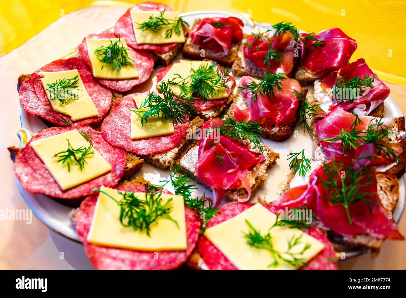 Kleine Snacks, Fingerfood mit Lachskäse, Salami, Schinken, Tomaten und ...