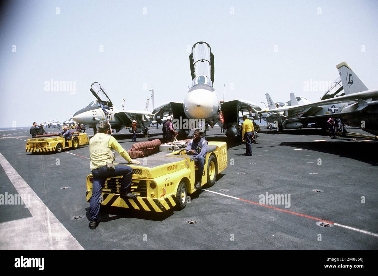Die Besatzung setzt Schlepper der MD-3A ein, um das Flugzeug F-14A ...