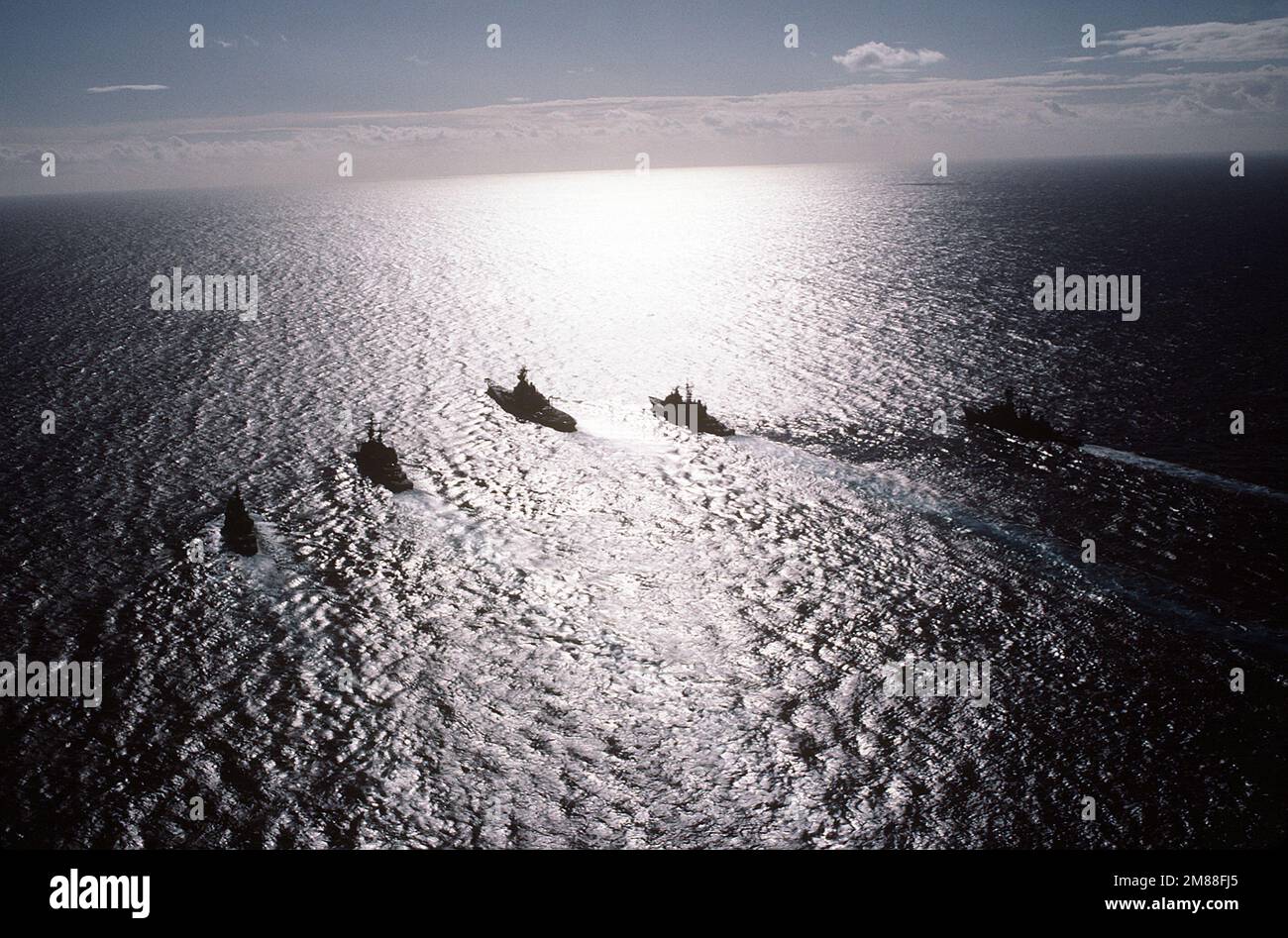 Ein Luftanblick auf das Schlachtschiff USS IOWA (BB-61), das sich in ...