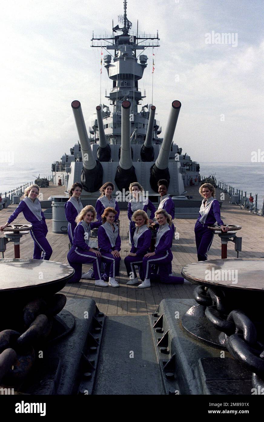 Die Dallas Cowboy Cheerleaders posieren für ein Foto unter dem ...