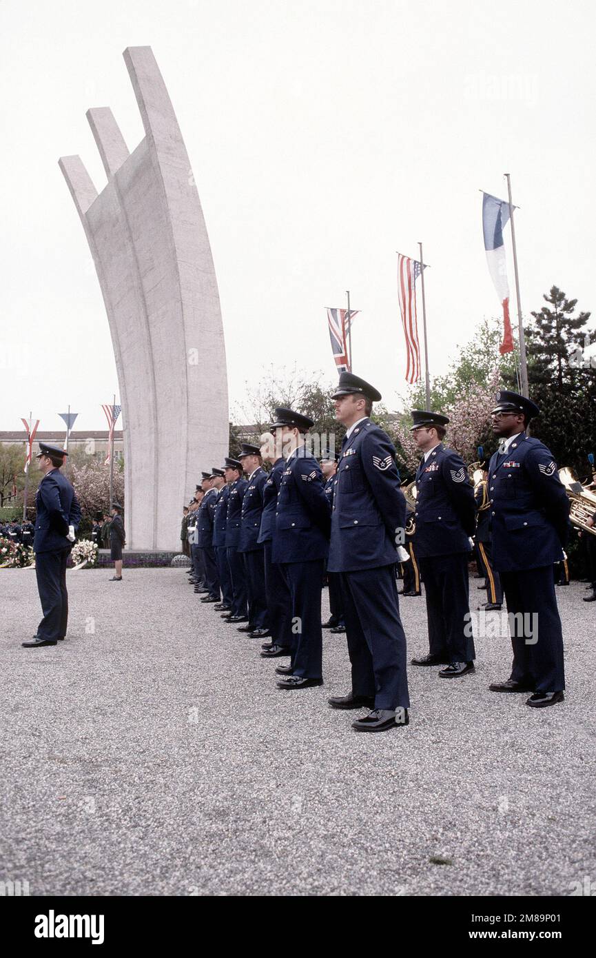 EIN US-AMERIKANISCHER Die Ehrenwache der Luftwaffe steht während einer ...