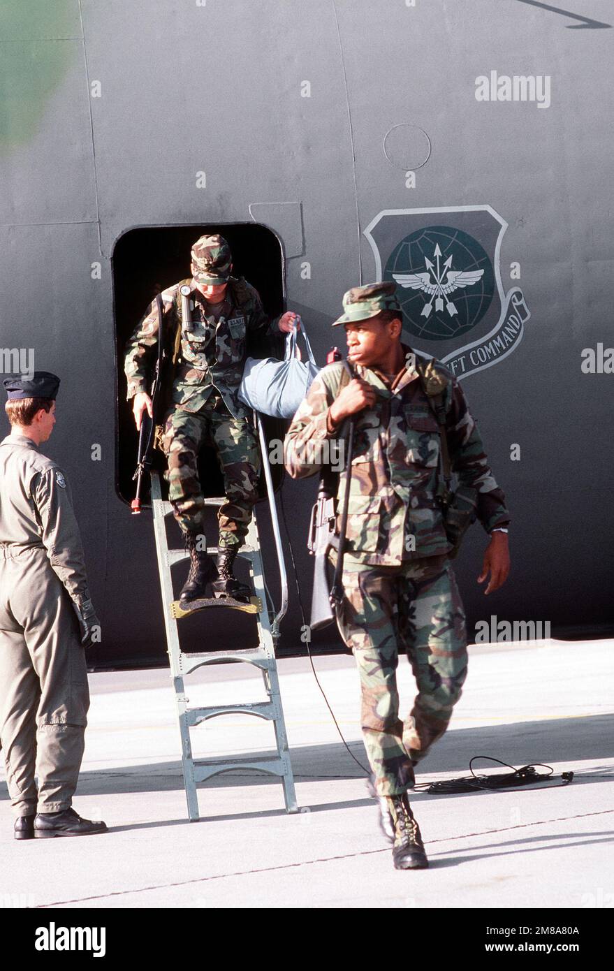 Mit M-16A1 Gewehren ausgestattet mit blanken Abschussvorrichtungen ...