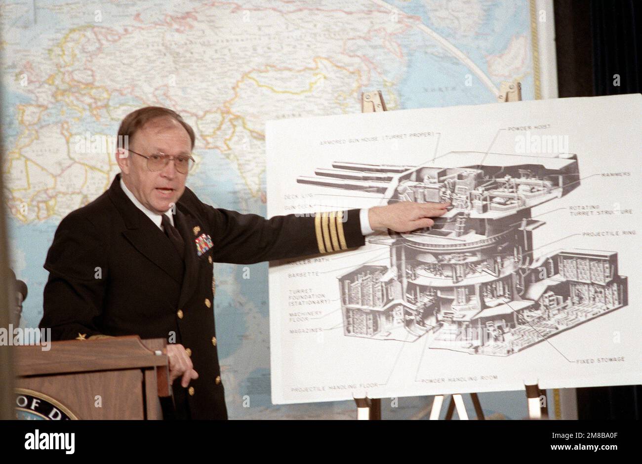 Anhand eines Diagramms eines 16-Zoll-Geschützs informiert Captain Larry ...