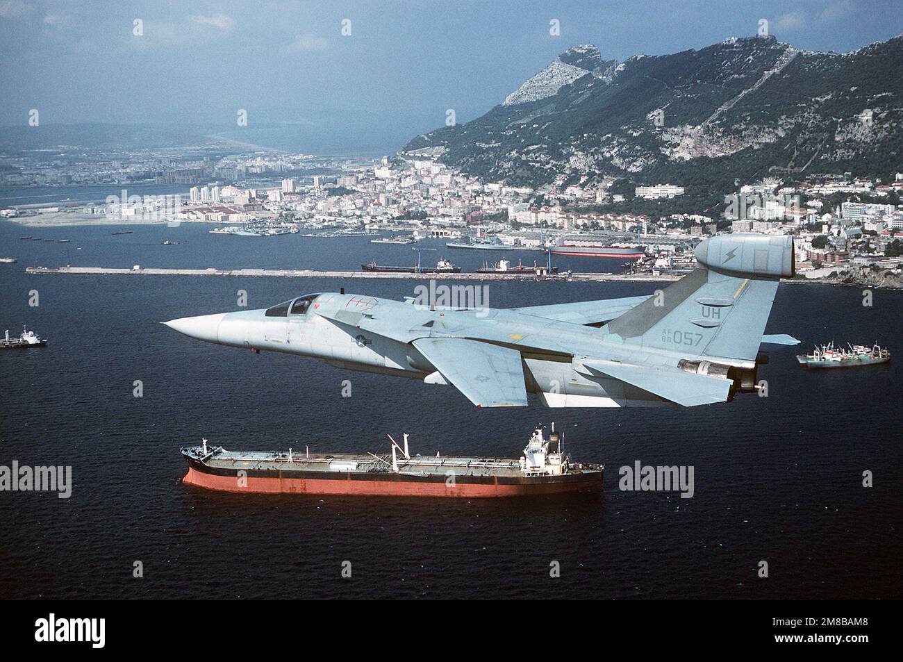 Eine Luft-zu-Luft-Ansicht von links eines EF-111A Raven-Flugzeugs aus ...