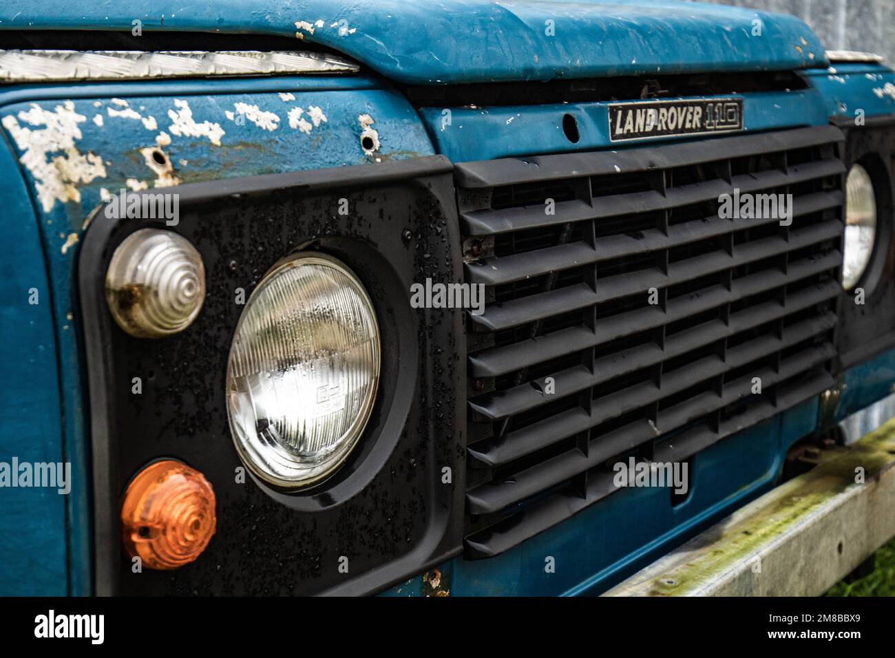 Ein alter klassischer Land Rover mit klassischem Pick-up neben einem ...