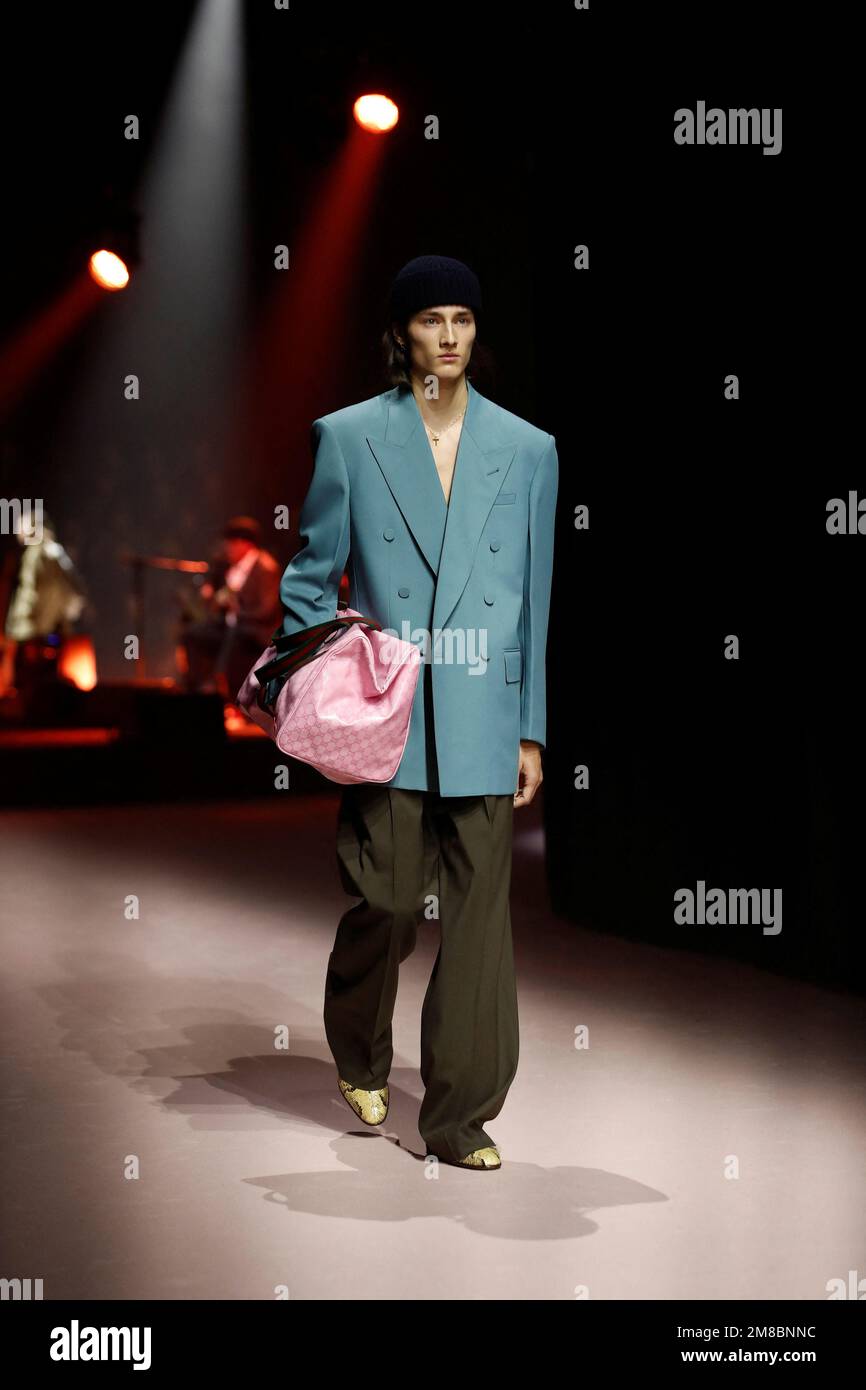 Ein Modell präsentiert eine Kreation auf der Gucci Herbst/Winter 2023/ ...