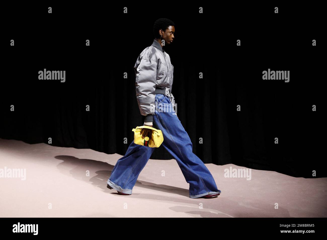 Ein Modell präsentiert eine Kreation auf der Gucci Herbst/Winter 2023/ ...