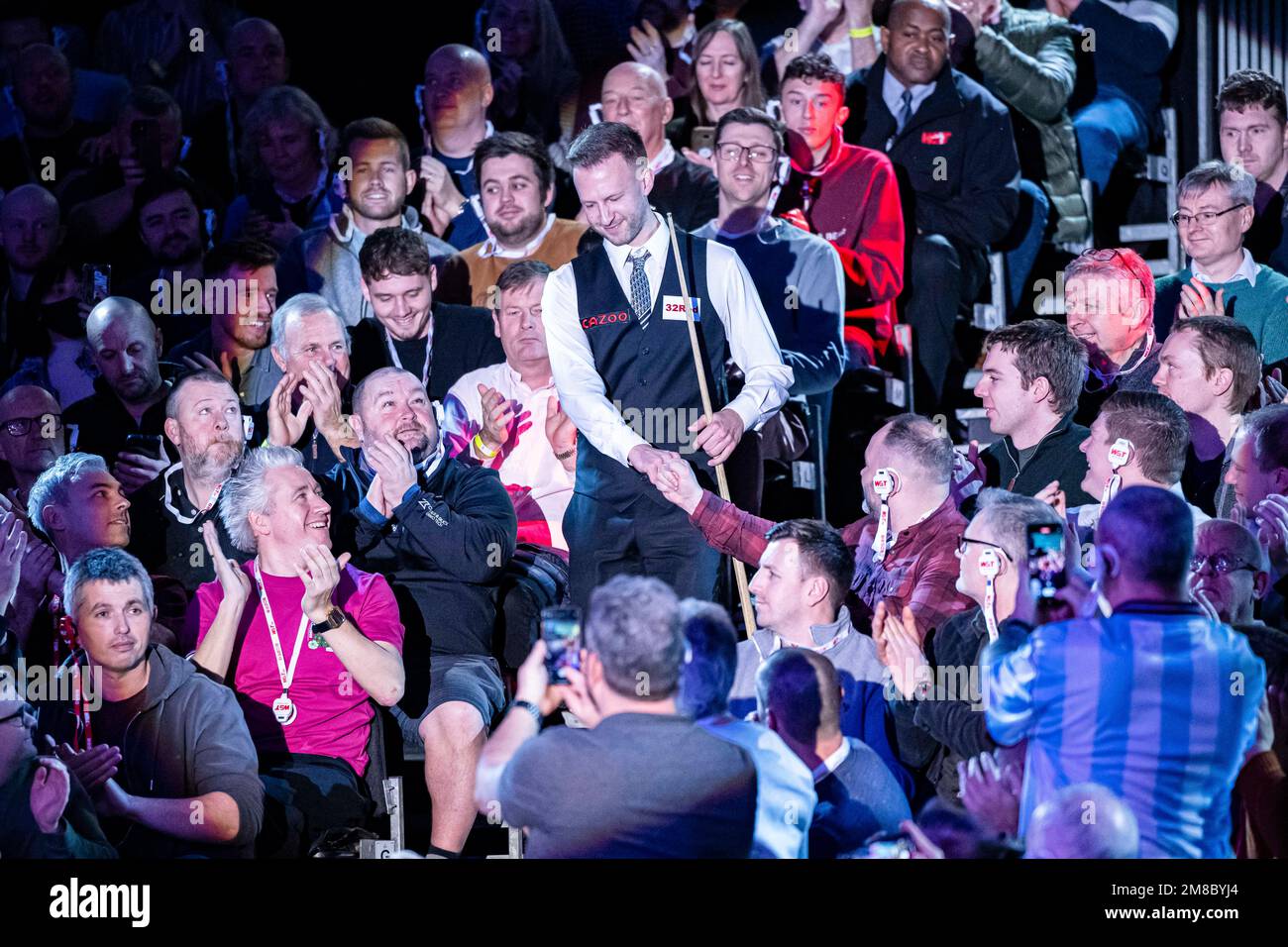 London, Großbritannien. 13. Januar 2023. Judd Trump betritt die Arena ...