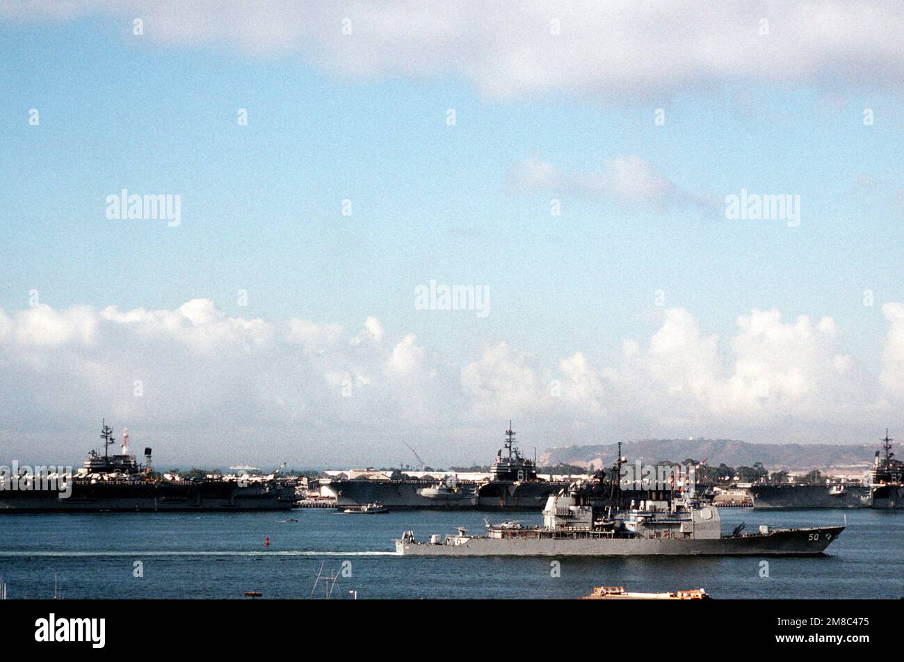 Steuerbord-Blick auf den geführten Raketenkreuzer USS Valley Forge (CG ...