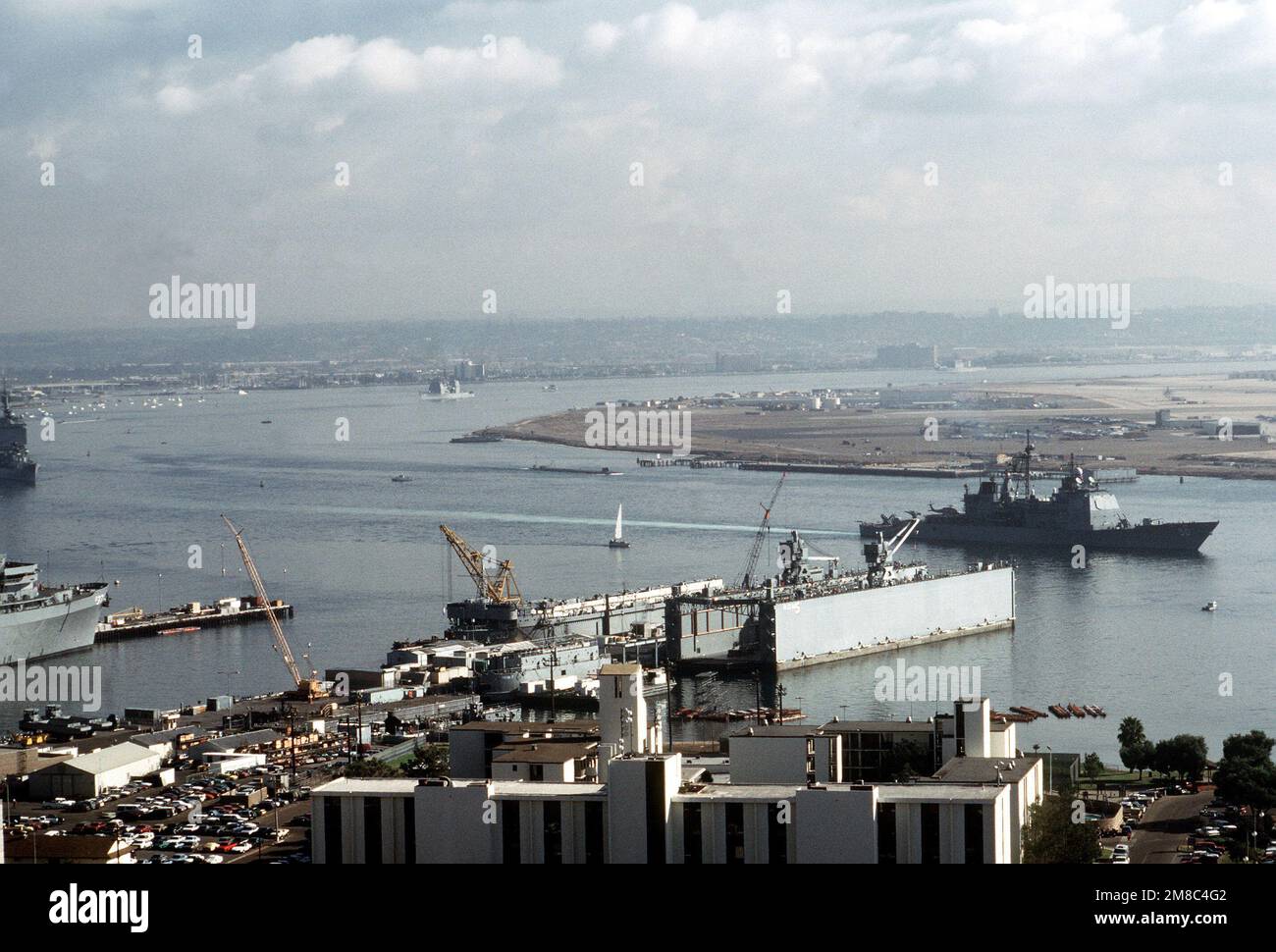 Der geführte Raketenkreuzer USS VALLEY FORGE (CG 50) strömt während des ...